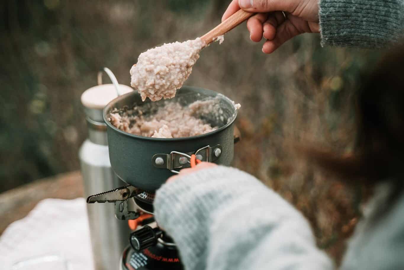 7 Best Warm Backpacking Breakfast Ideas For Cold Mornings 2025